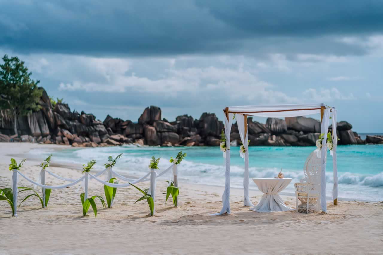 Beach-Friendly Decor Ideas: Elegant, Natural Ceremony Touches